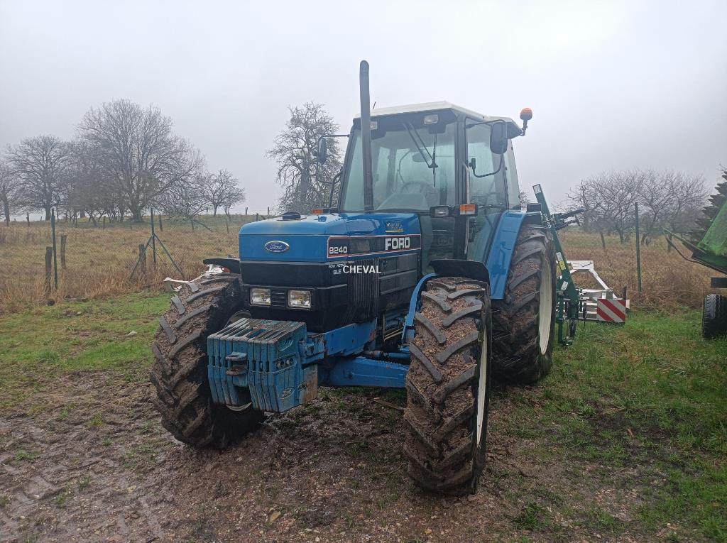 NEW HOLLAND 8240 d'occasion - Tracteur agricole - 110 ch - 1997